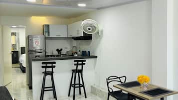 Estúdio básico | Cozinha americana privada | Talheres/pratos/utensílios de cozinha
