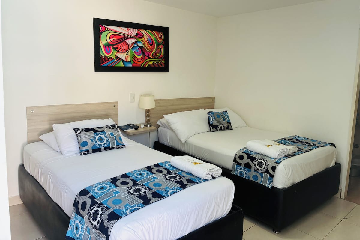 Quarto Triplo Básico | Ferro/tábua de engomar, roupa de cama fornecida