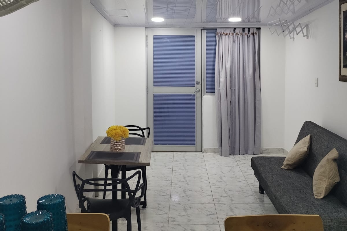 Estúdio Básico | Ferro/tábua de engomar, roupa de cama fornecida