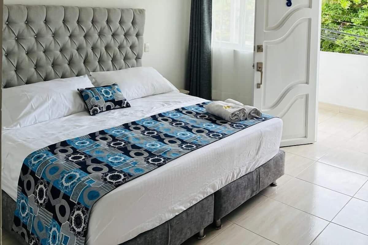 Quarto Duplo Deluxe | Ferro/tábua de engomar, roupa de cama fornecida