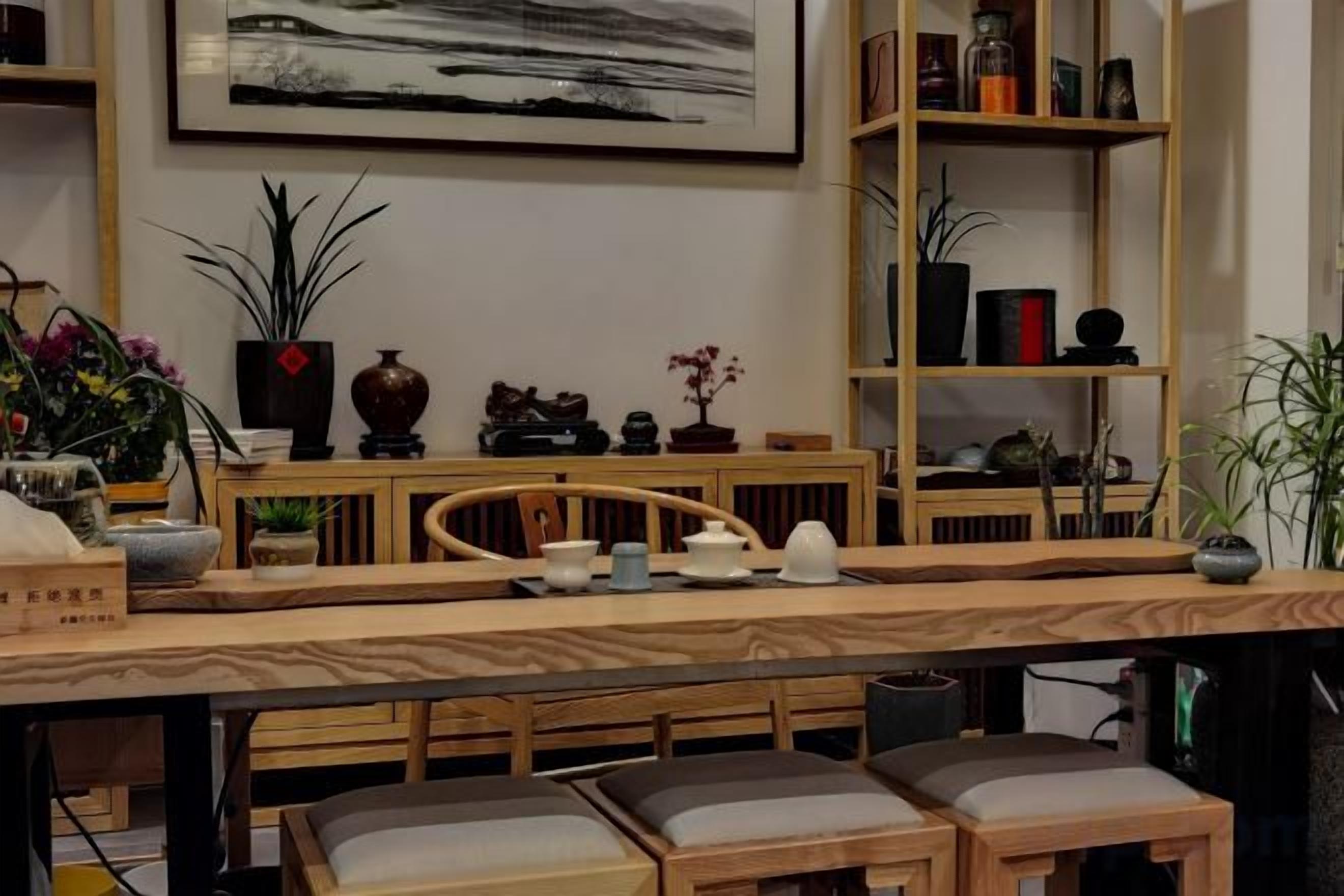 Uma área de refeições com mesa de madeira, cadeiras e prateleira com objetos decorativos.