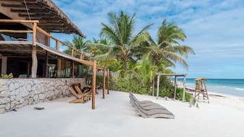 Na praia, praia de areia branca, toalhas de praia