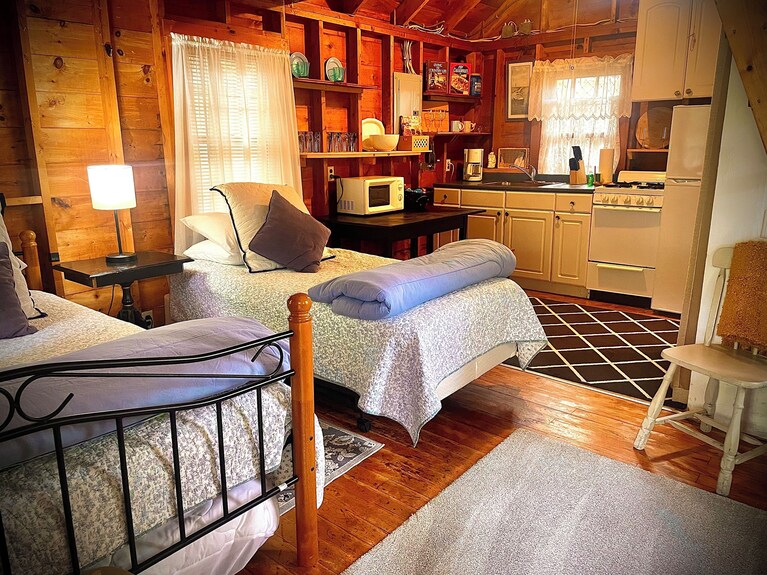 Studio Cottage Getaway Blossoms Cottage #5 - Wellington State Park, Bristol