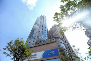 Um edifício alto com uma placa chamativa para 'Life Insurance' e uma vista clara do céu.