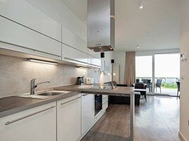 Apartamento | Cozinha privada | Um frigorífico 