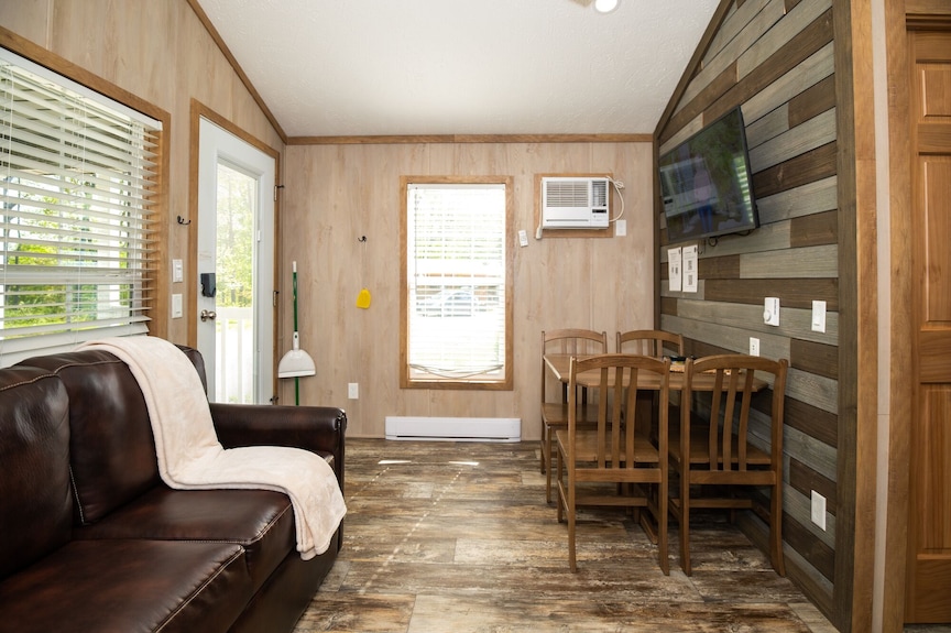 100) Bluebird Farmhouse Style Cabin. Close To Hocking Hills State Park And More! - Logan, OH