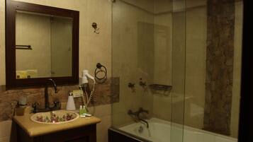 Suite Superior | Casa de banho | Artigos de higiene pessoal grátis, toalhas fornecidas, sabão, champô