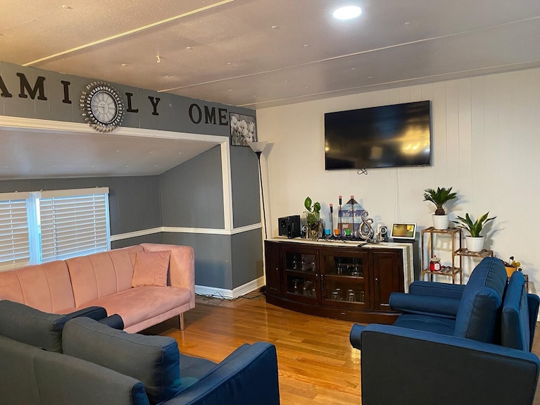 Tiger's House Is A Perfect Mobile Home Whith Special Amenities. - Houston, TX