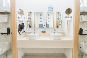 Quarto Familiar | Casa de banho | Um polibã, artigos de higiene pessoal grátis, um secador de cabelo 