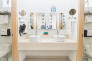 Quarto família | Banheiro | Chuveiro, produtos de toalete grátis, secador de cabelo 