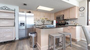 Apartamento em Condomínio Fechado, 3 quartos | Cozinha privada | Um frigorífico, um forno, uma cafeteira/bule