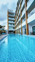 Piscina externa, guarda-sóis, espreguiçadeiras