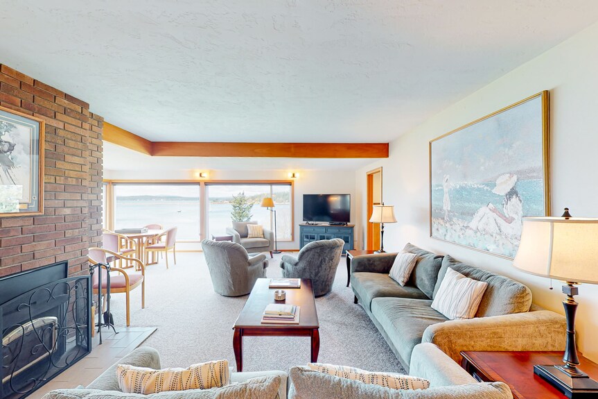 Waterfront Home On Fisherman Bay With Amazing Deck, Sunset View, & Ping-pong - Orcas Island, WA