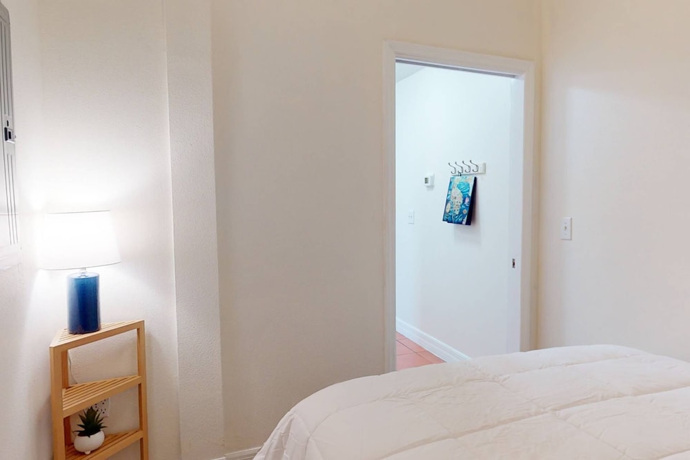 Heated Pool And Hot-tub. Next To Johns Pass Village. Stroll Over To Beach. Comfortable! - Madeira Beach, FL