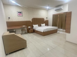 Quarto executivo | Escrivaninha, quartos à prova de som, Wi-Fi de cortesia, roupa de cama