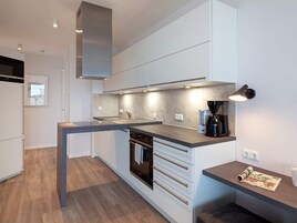 Apartamento | Cozinha privada | Um frigorífico 