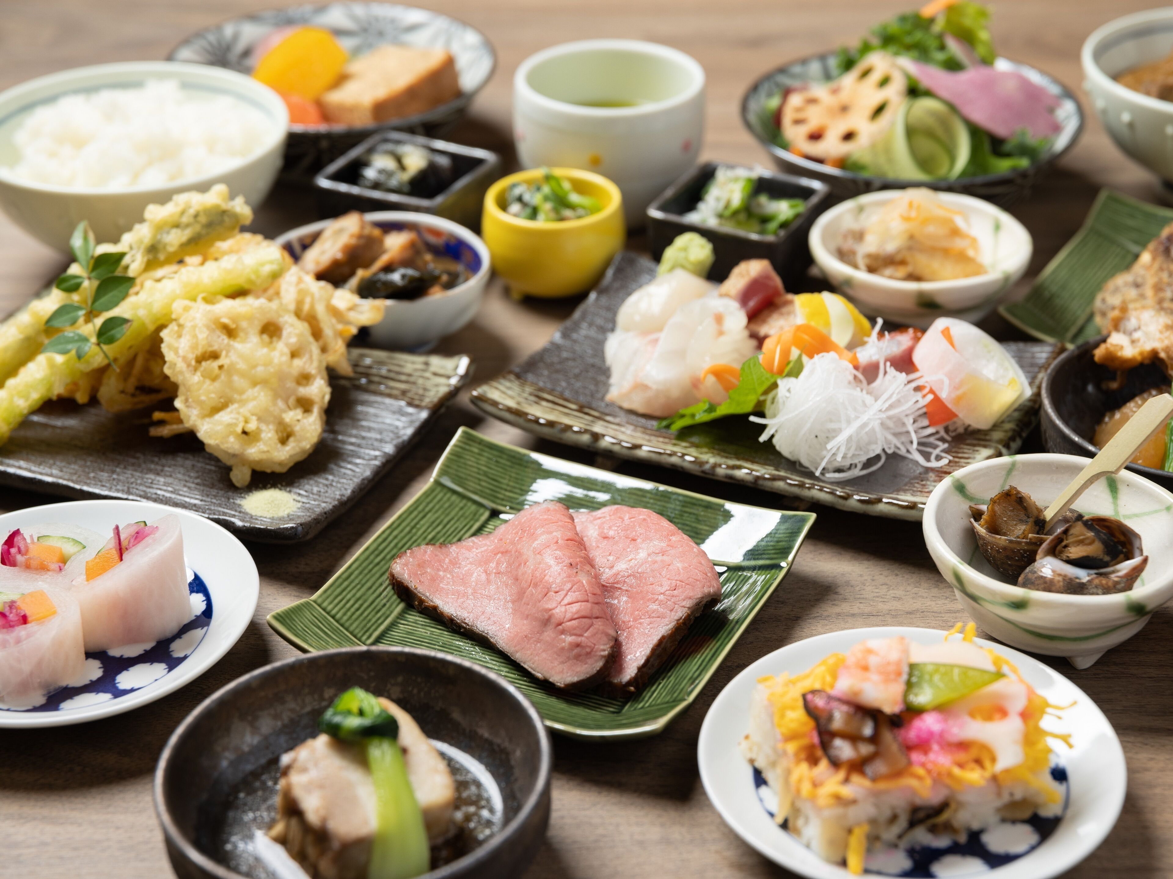 Diversos pratos sobre uma mesa de madeira, incluindo sushi, sashimi e outras especialidades asiáticas.