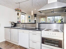 Casa | Cozinha privada | Uma cadeira de bebé 