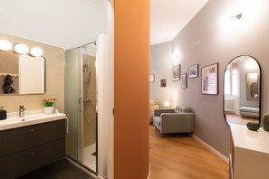Apartamento design | Banheiro | Chuveiro, chuveiro com efeito de chuva, secador de cabelo, bidê