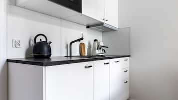 Suite-Estúdio Standard | Cozinha privada | Um frigorífico, uma placa de cozinha, uma máquina de lavar louça