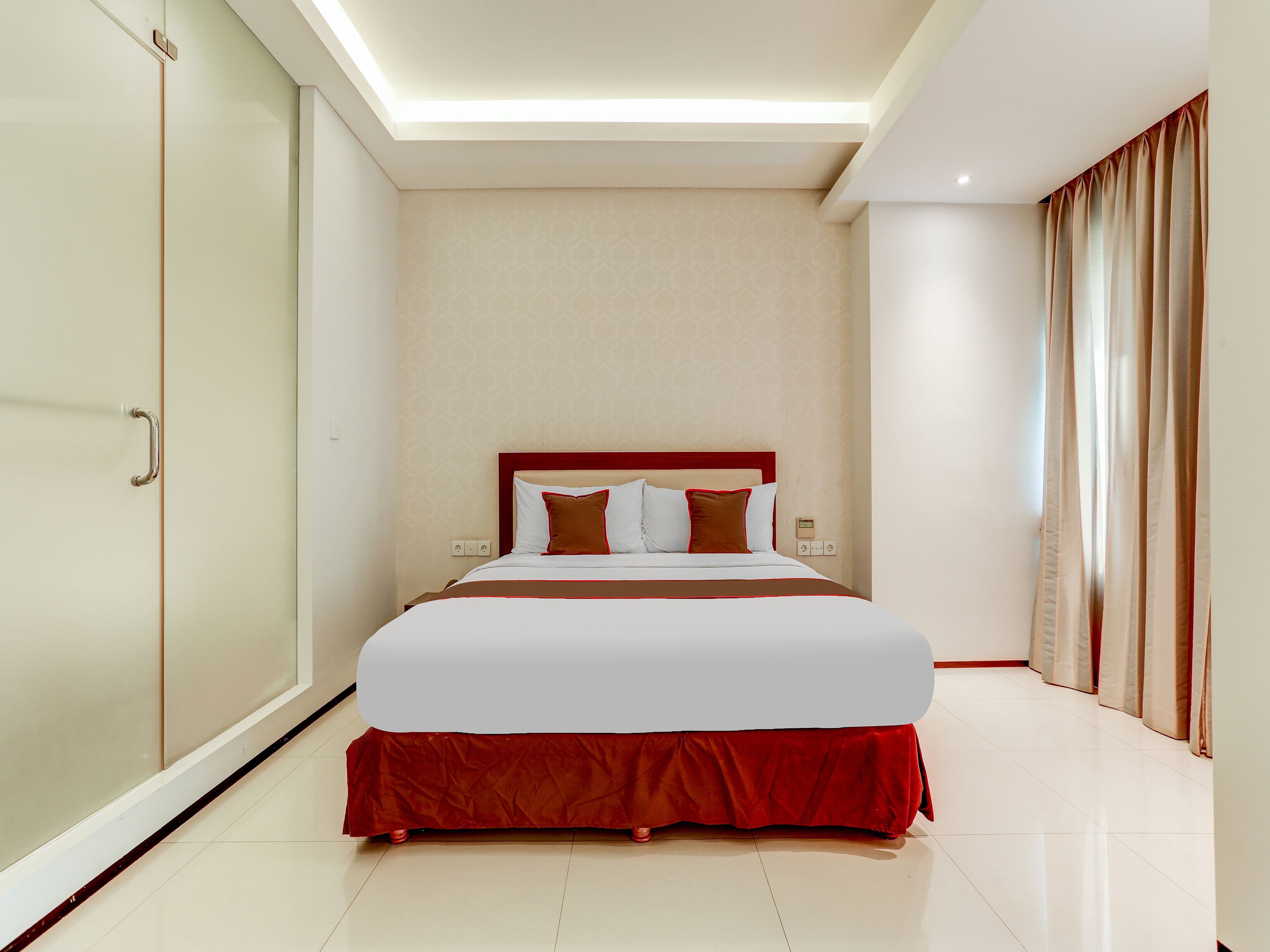 Quarto de hotel com uma cama grande, um guarda-roupa e uma casa de banho.