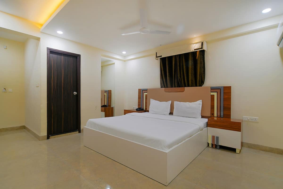 Quarto Deluxe | Lençóis de algodão egípcio, roupa de alta qualidade, cofre no quarto