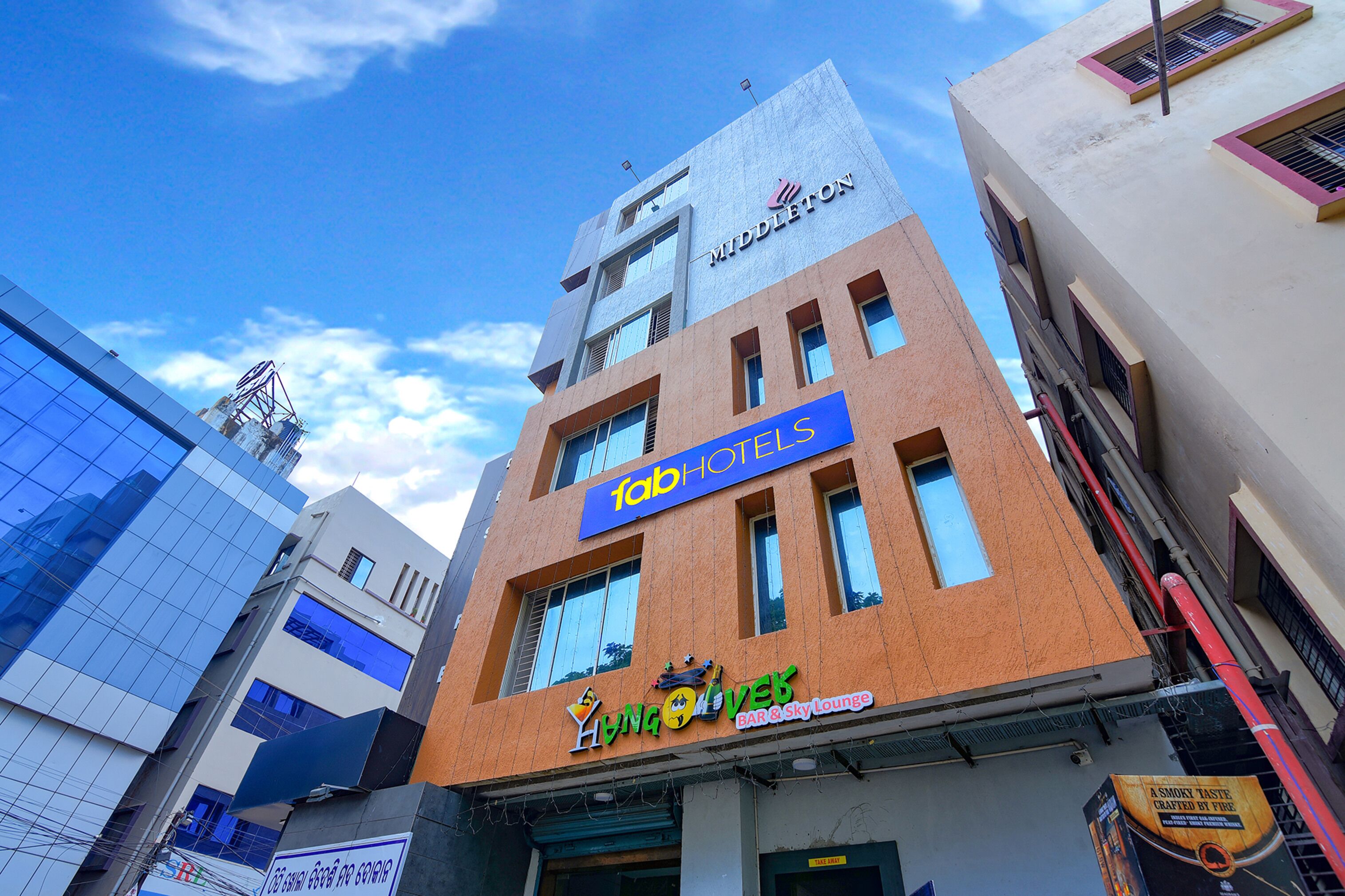 Um edifício com placa indicando 'Middleton Hotels' e 'Ying Love Bar & Sky Lounge'.