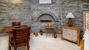 Quarto Deluxe, vista para a piscina | Roupa hipoalergénica, minibar com produtos grátis, cofre no quarto