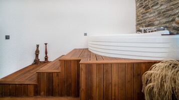 Quarto grand, vista para a piscina | Banheiro | Chuveiro, chuveiro com efeito de chuva, produtos de toalete de grife 