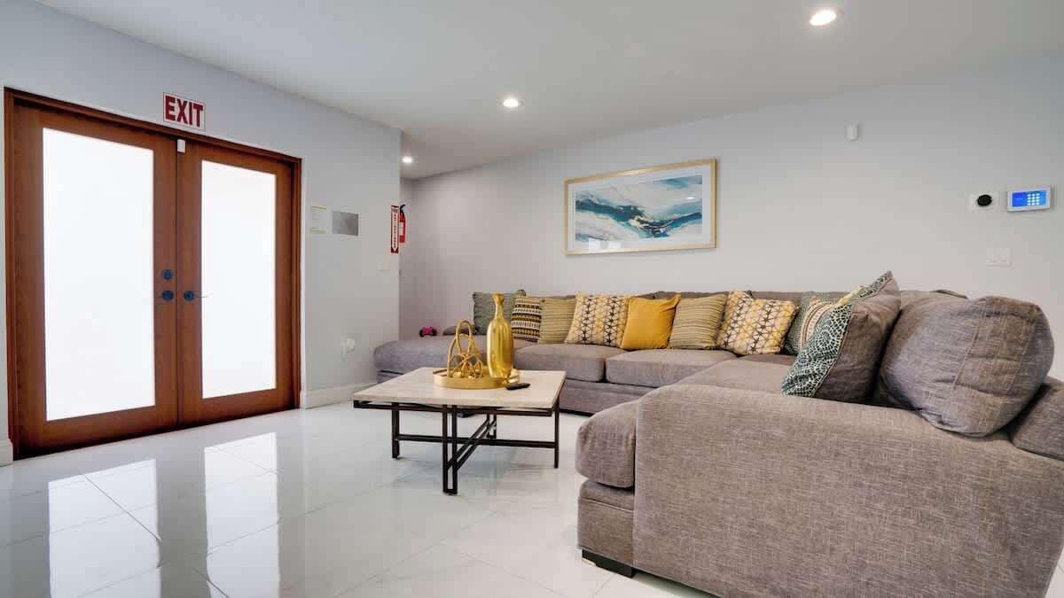 Hollywood Home W/ Pool, Jacuzzi, Bbq, & Pool Table - Miramar, FL