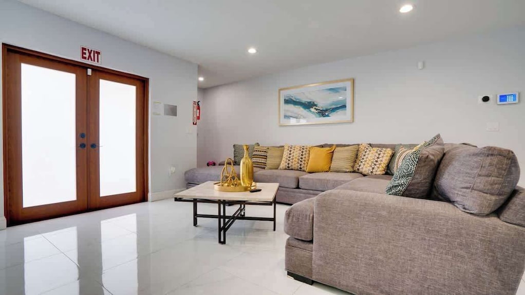 Hollywood Home W/ Pool, Jacuzzi, Bbq, & Pool Table - Miramar, FL