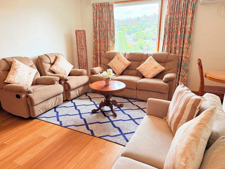 Spacious, Sunny House With View Of Mt. Wellington - 호바트
