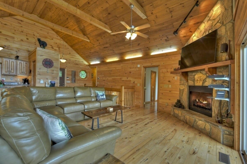 Hummingbird Haven Is The Ultimate Retreat For Large Groups! Enjoy Pet-friendly Accommodations, Breathtaking Mountain Views, A Hot Tub, Firepit, Wifi, And Hiking - Fort Mountain State Park, Chatsworth