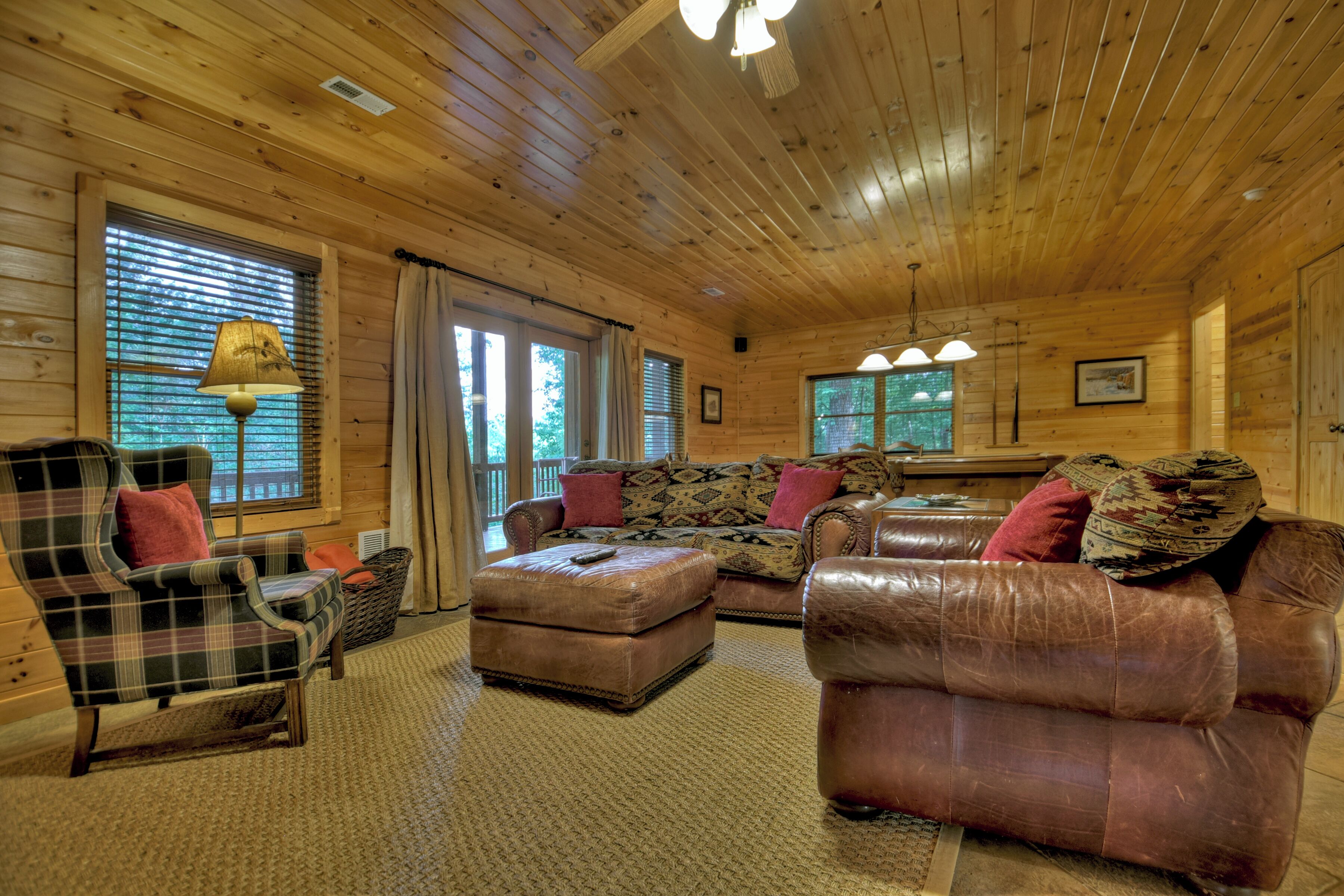 The Retreat Is Pet-friendly With 3 King Beds, Hot Tub, Fire-pit, Pool Table And Minutes From Downtown Blue Ridge - Blue Ridge, GA