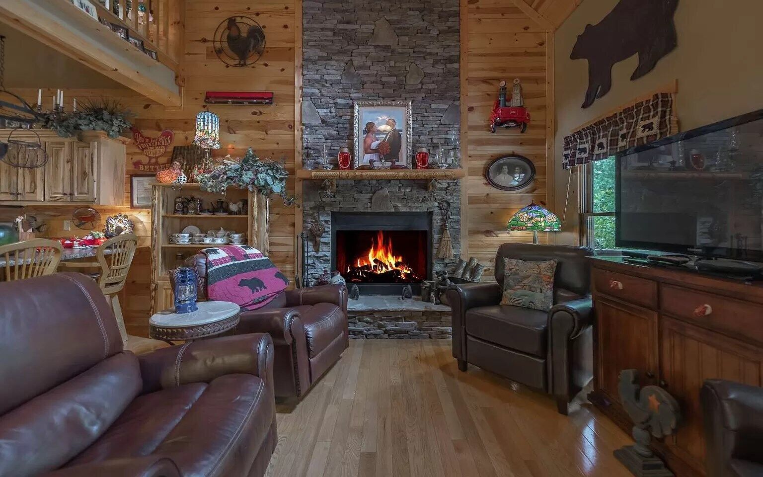 Experience The Allure Of Roost On The Ridge A Pet-friendly Sanctuary With Hot Tub, Firepit, Ping Pong, Spacious Screen Porch, And Wifi - Ellijay