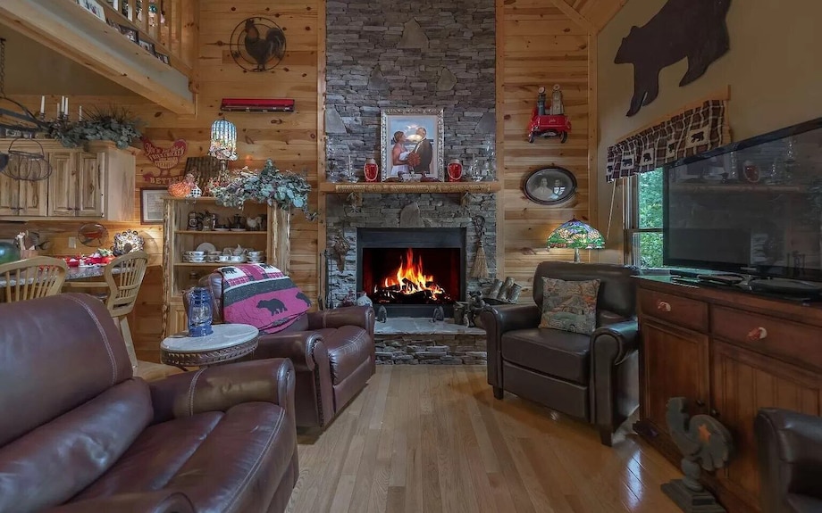 Experience The Allure Of Roost On The Ridge A Pet-friendly Sanctuary With Hot Tub, Firepit, Ping Pong, Spacious Screen Porch, And Wifi - Ellijay