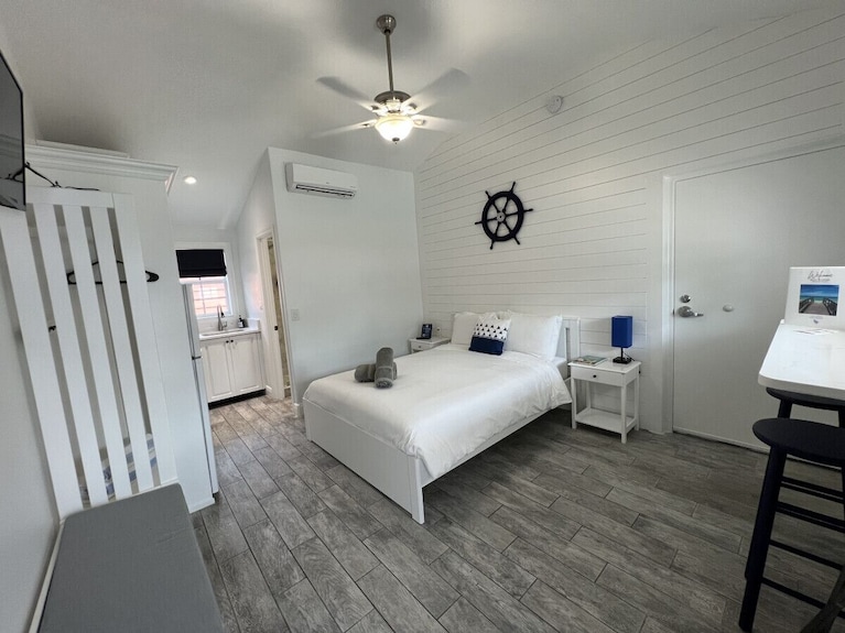 Newly Renovated Beach Studio W/ Pool View #4 - Treasure Island, FL