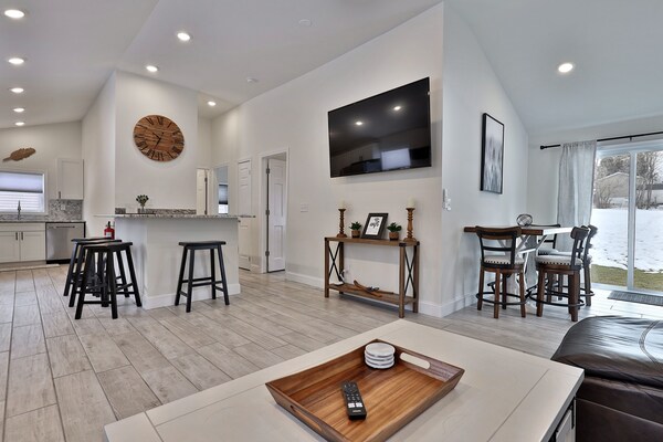 Rutland's Hidden Gem: 2 Br/1ba Renovated Home Close To Everything 2 Bedroom Home - Rutland, VT