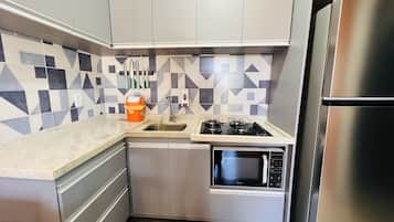 Apartamento conforto | Cozinha privada | Geladeira grande, micro-ondas, fogão, cooktop