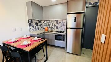 Apartamento conforto | Cozinha privada | Geladeira grande, micro-ondas, fogão, cooktop