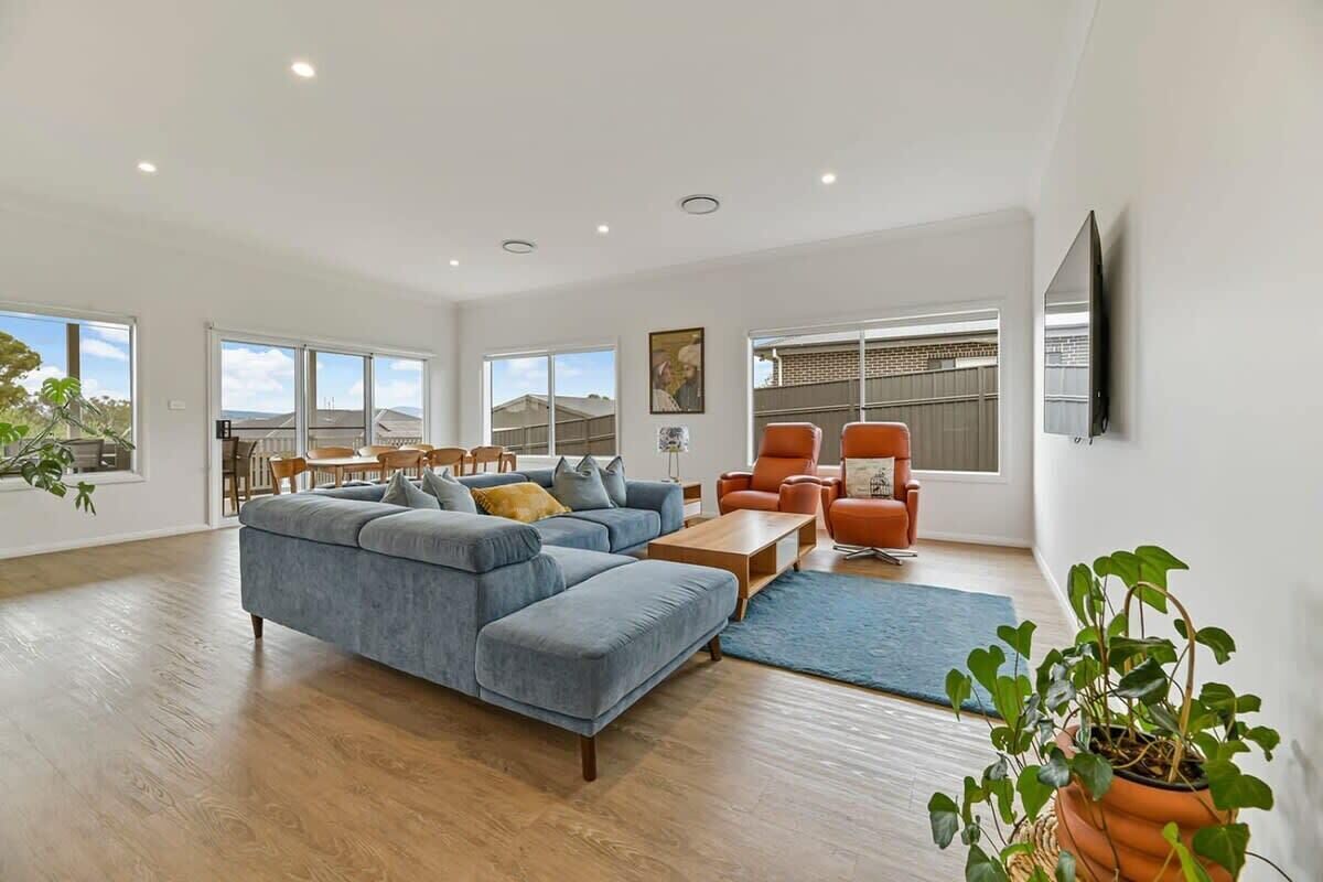 White Haven - Luxe Abode, Mountain Views, Firepit - Orange