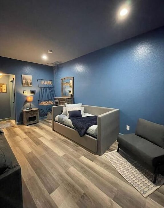 Cozy Service Station In The Heart Of Staples - San Marcos, TX