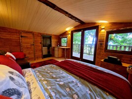 1 quarto, com decoração personalizada, com mobília individualizada 