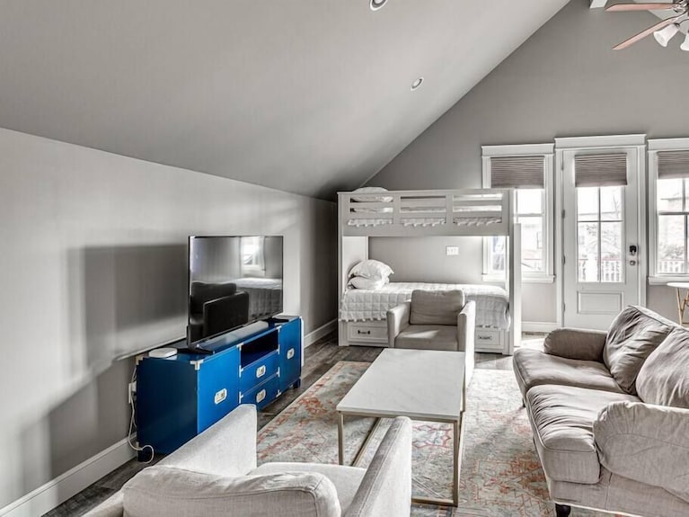 The Carriage House | Stylish Apartment - Carlton Landing