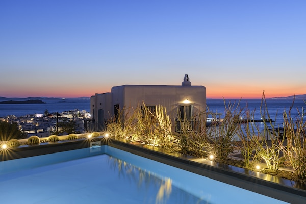 Piscina externa, funciona das 10h às 20h, espreguiçadeiras