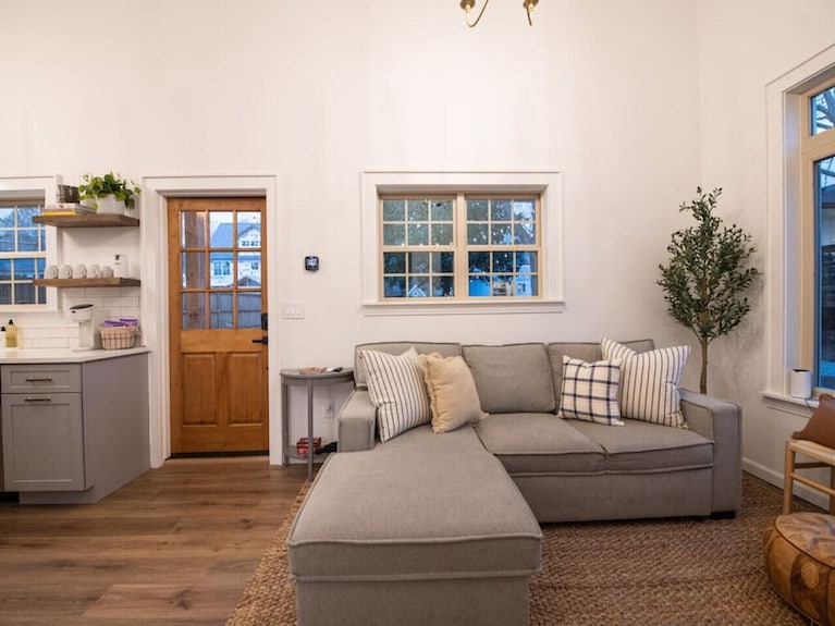 Staycation Tv Featured "Cozy Cottage" In Downtown Norcross With Chef's Kitchen - Duluth, GA