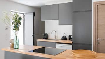 Vila família | Cozinha privada | Geladeira grande, micro-ondas, fogão, cooktop