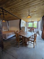 Suíte 8 - Big Room - Essência da Guarda Surf House - Com Jacuzzi Coletiva - Guarda do Embaú | 1 quarto, lençóis de algodão egípcio, roupa de alta qualidade 