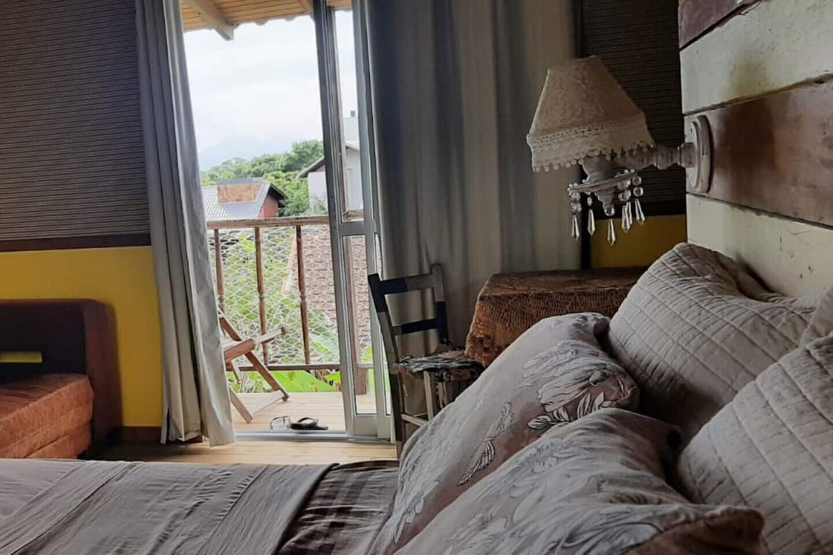 Suíte 5 - Essência da Guarda Surf House Com Jacuzzi Coletiva | Vista para o jardim