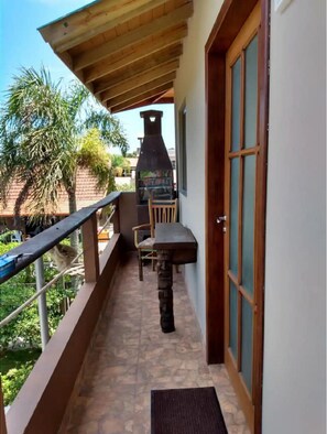 Suíte 1 - Essência da Guarda Surf House - Guarda do Embaú | Cozinha privada | Frigobar, micro-ondas em uma área comum